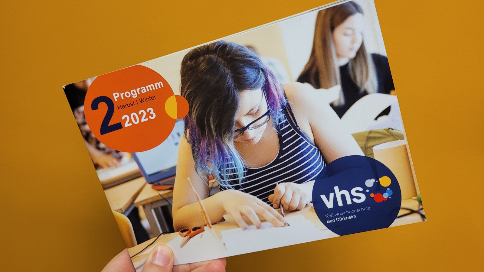 Neues Programmheft der Kreis-VHS für zweites Semester | Kreis Bad Dürkheim